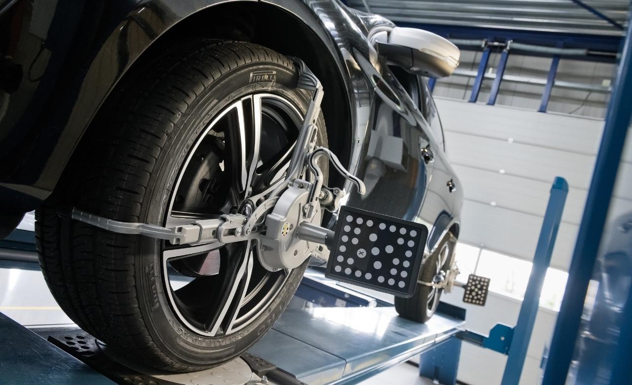 Uitlijnen auto - Autobedrijf van Tilburg - Uitgesproken in Volvo